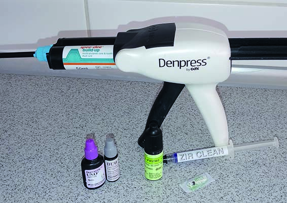 Odbudowa rdzenia zęba z jednoczesnym cementowaniem korony z użyciem ...